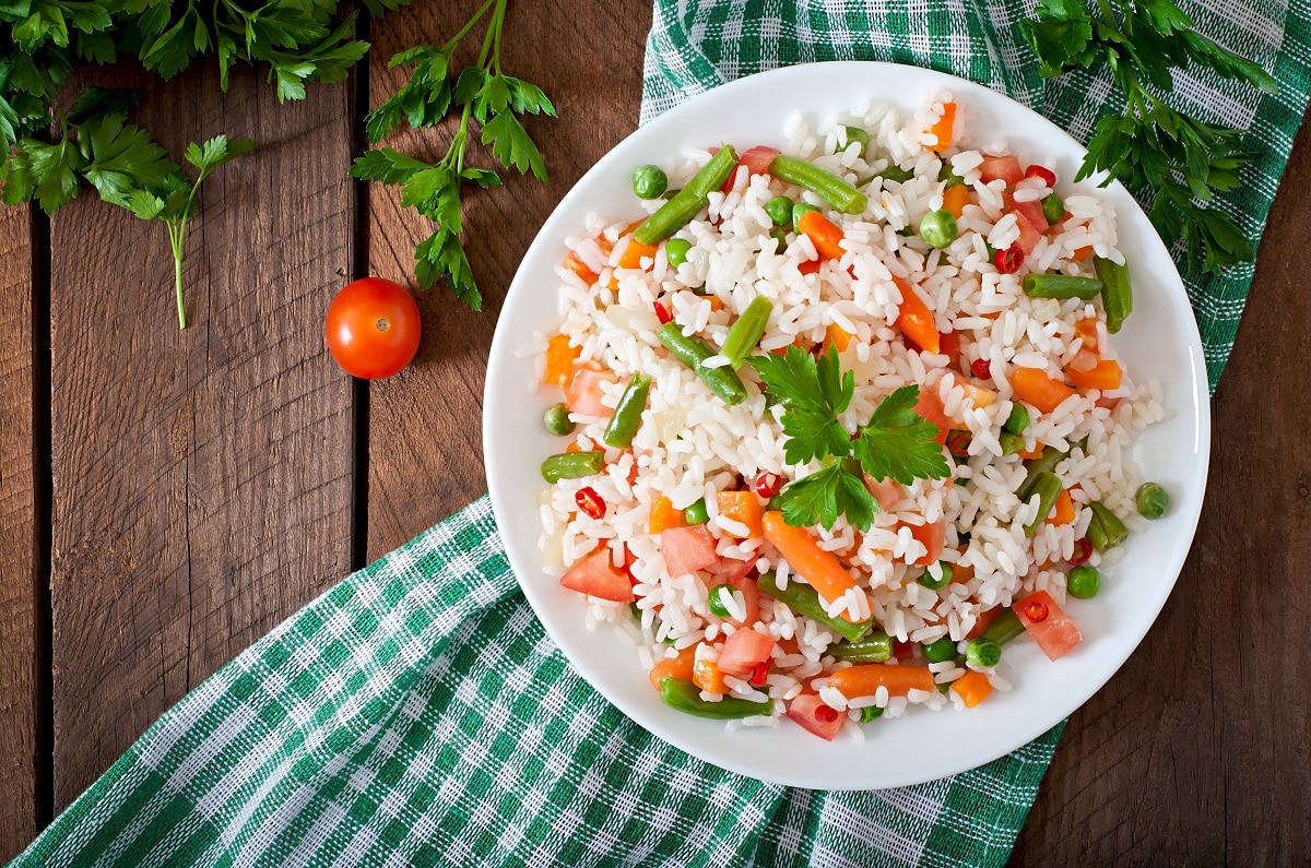 Arroz con tomate, frío o caliente, estrellas de la gastronomía mediterránea
